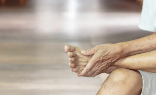 Dry Skin on Feet – Symptoms, Causes, Treatment & Prevention